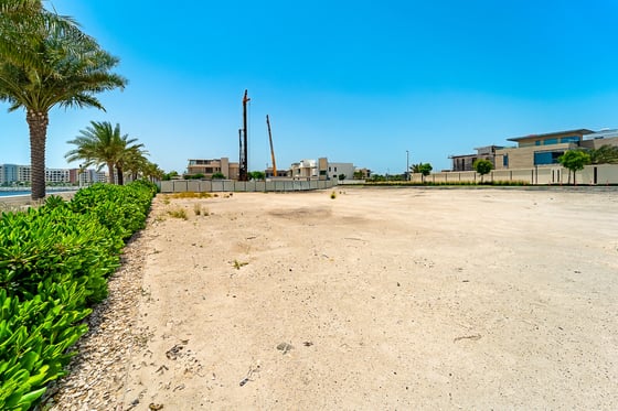 Villa Plots for Sale in Dubai - Prime Communities | Luxhabitat